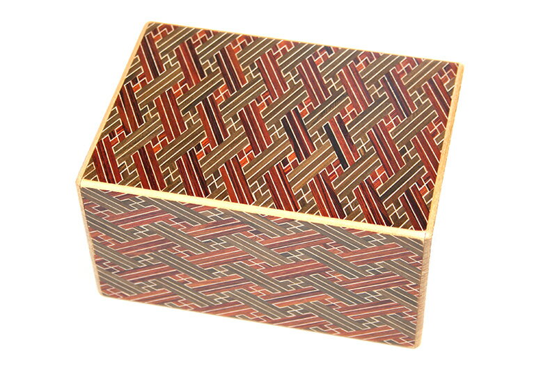 6寸サイズで28回仕掛の秘密箱です。 サイズ（外寸） 182x129x96 mm サイズ（内寸） 131x109x69 mm 【備考】天然の素材を用いた手作り品のため、色・柄・大きさはホームページ上の写真や表記と異なる場合がございます。