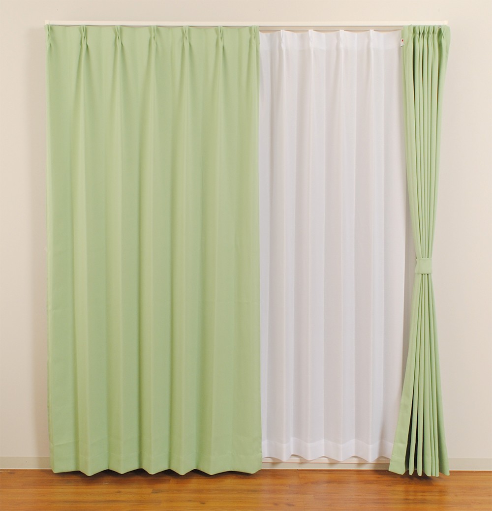 説明安心の防炎加工（防炎ラベル付き）の1級遮光カーテンカラーグリーンサイズ幅100cm×丈100cm2枚詳細・防炎ラベル付き ・1.5倍ヒダ ・ポリエステル100％ ・2ツ山プリーツ ・アジャスターBフック ・タッセル付き ・ウオッシャブル...