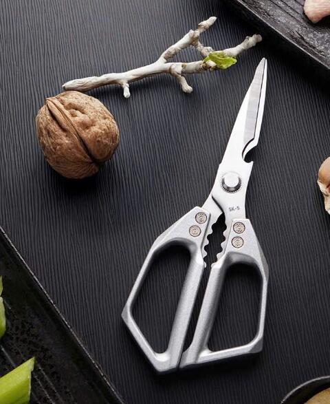 ※※ご購入する前必ずご確認ください。※※　 ※※北海道・沖縄・離島へのお届けは、別途送料がかかる場合がございます。ご了承ください。　 　 　 【商品説明】　 多機能キッチンハサミ SK5鋼 × アルミ合金ハンドル**　 肉・魚・野菜まで、一...