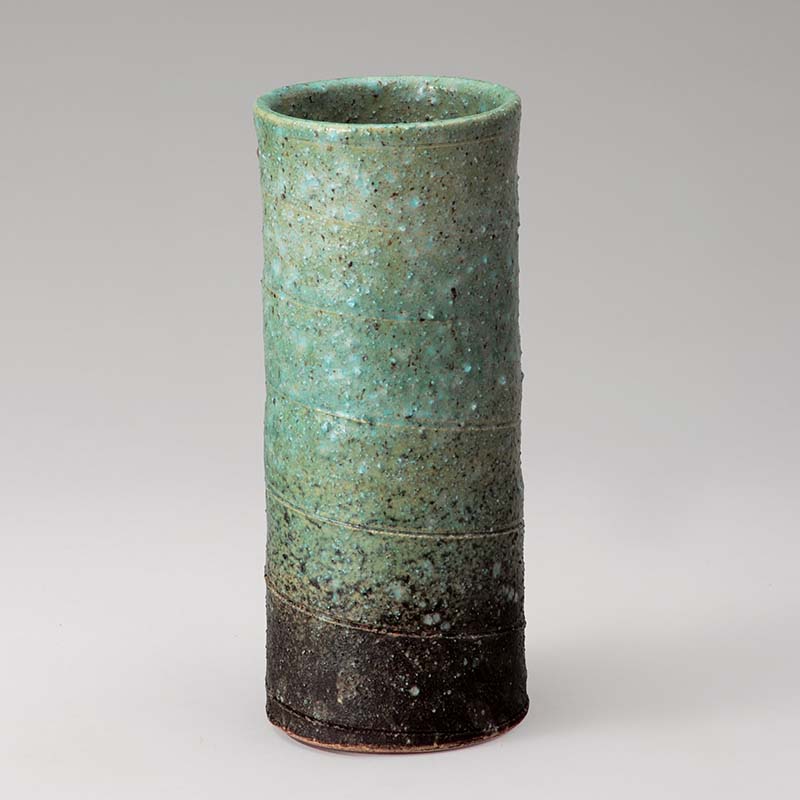 品　名 緑窯変寸胴花入 サイズ(約) W9.5xD9.5xH22cm 生産国 日本 特　徴 古くから焼き物の産地として有名な滋賀県甲賀市信楽町で作られた信楽焼の花瓶です。 和室はもちろん洋室にもよく合うモダンなデザインです。 ※水漏れ処理を...