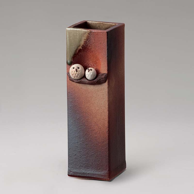 品　名 ふくろう付角花入 サイズ(約) W7.5xD9xH21cm 生産国 日本 特　徴 古くから焼き物の産地として有名な滋賀県甲賀市信楽町で作られた信楽焼の花瓶です。 ちょんと乗ったフクロウが可愛らしく、和室はもちろん洋室にもよく合うモダ...