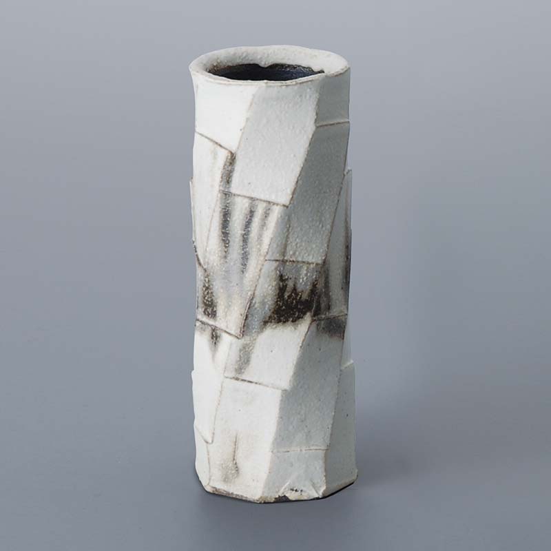 品　名 白化粧面取花入 サイズ(約) W6.5xD6.5xH17.5cm 生産国 日本 特　徴 古くから焼き物の産地として有名な滋賀県甲賀市信楽町で作られた信楽焼の花瓶です。 和室はもちろん洋室にもよく合うモダンなデザインです。 ※水漏れ処...