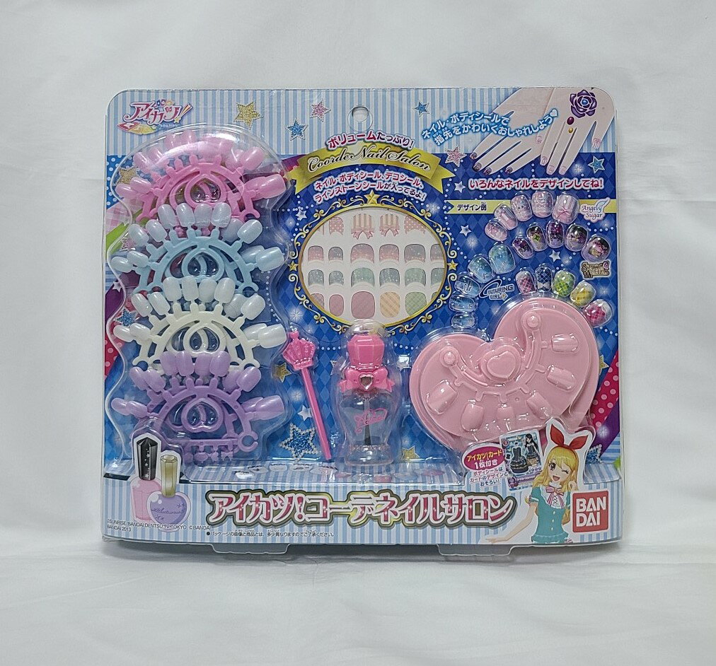 本物のネイルを塗っている感覚でアイカツ!でブランドのネイルが作れる。キラキラ光るラインストーンやデコシールで可愛くネイルをデザインし、ボディシールと合わせて指先のトータルコーデが楽しめる。アイアカツ!カード1枚付属 【セット内容】デザイン台...