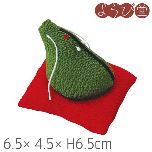※在庫限りの特価品になります。他店と在庫共用しておりますため「在庫あり」表示でも完売終了の場合があります。予めご了承願います。 2024年の干支、辰（たつ）のかわいらしいちりめん人形飾り。 ●サイズ：辰/約6.5×4.5×高さ6.5cm、座...