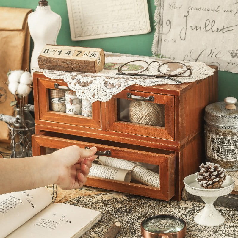 商品情報 【ポイント】 シンプルでかわいい卓上に置ける木製の引き出し。 あたたかみのある、アンティーク風仕上げ。 シンプルなデザインなので、場所を選びません。 細々した日用品をすっきりと収納できます。 キッチンやデスク周り、リビングなど様々...