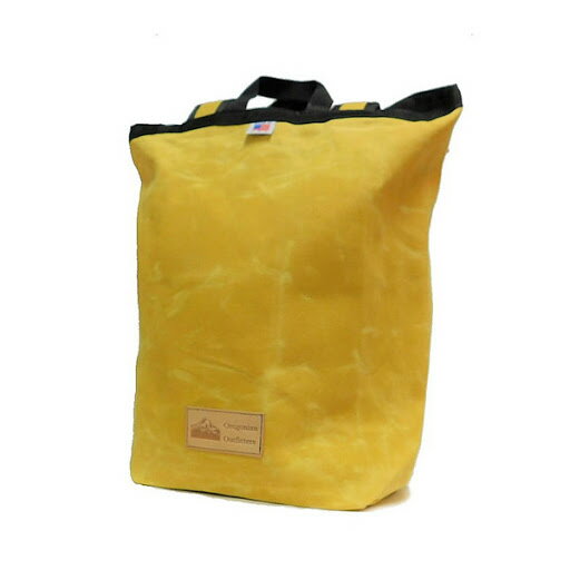 ヘビーウェイトのワックスキャンバスをベースに仕立てたバックパック。コーディネートを選ばないシンプルなデザインになっています。背面にあるクッション内蔵のスリットポケットが使いやすさを高めます。 ■品　番：OOB 701 ■カラー：YELLOW...