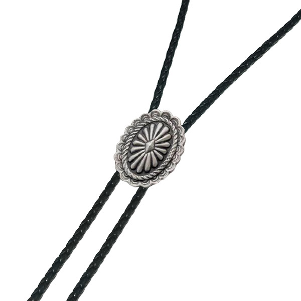 渋いピューター素材のオーバルコンチョがあしらわれた、ウエスタンな雰囲気漂うループタイ(ボロタイ)です。カジュアルなシャツに合わせるだけで、一気にウエスタン・ヴィンテージなスタイルに。個性を出したい時のアクセントにぴったりなアイテムです。 ■...