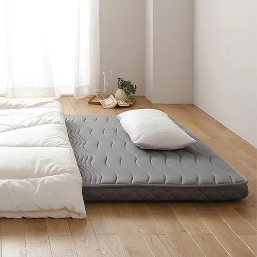 お客様の注目キーワードはこちら！[マットレス ポケットコイル] ダブル 幅140cm 片面仕様 薄型 ロール梱包 グレー寝汗をかきやすい方も安心の3次元メッシュ生地を使用した通気性、速乾性に優れた薄型三つ折りポケットコイルマットレス。へたり...