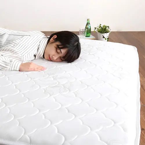 お客様の注目キーワードはこちら！クイーンベッド キングベッド マットレス柔らかい寝心地がお好きな方や、硬めのマットレスでは背中や腰が痛くなる方におすすめのポケットコイルマットレス。独立構造のコイルが体を「点」で支えるので、バランス良く体圧が...