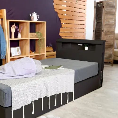 お客様の注目キーワードはこちら！セミダブルベッド セミダブルサイズ LEDライト付き コンセント付き 収納ベッド ブラック脚部分が引き出し収納になっているタイプのベッドになります。3つの引き出しがあるので、寝具、衣服など種類別に収納すること...