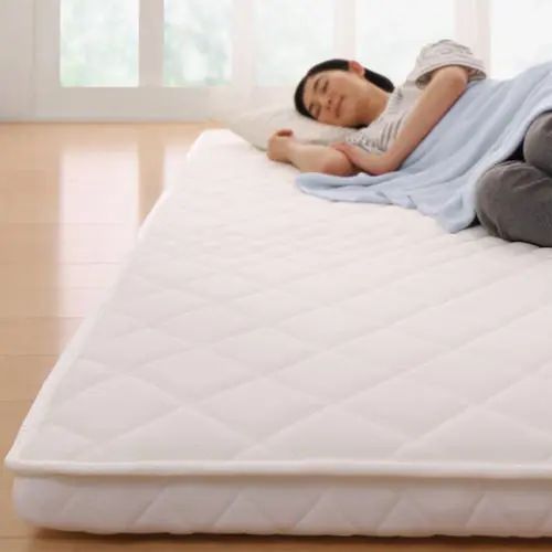 お客様の注目キーワードはこちら！シングルベッド マットレス 薄型 軽量 連結可能これ1枚で敷き布団として、ベッドの上に敷いてスリムなマットレスとして、いろいろな使い方のできる薄型軽量タイプのマットレス。通常のマットレスとは違い軽くて、持ち運...