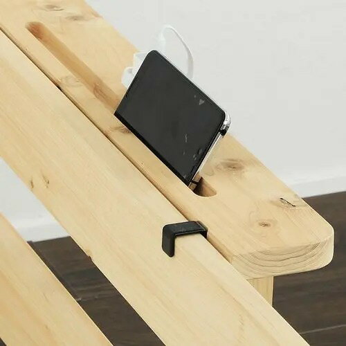 お客様の注目キーワードはこちら！専用スマホスタンド ひのき ひのきベッド 一口コンセント付き現代の生活で欠かせないアイテムとなっているスマートフォン。目覚し時計代わりとしてお使いになっている方も多いのではないでしょうか？こちらのスマホスタン...