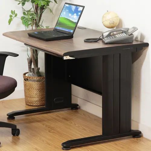 お客様の注目キーワードはこちら！シンプルでどんな場所でも使いやすい 平机 ブラウンオフィスには必須の平机です。平机といえば従来は飾り気のないものが多く、いかにも「事務用」というデザインがよく見られました。しかし、こちらの机は木目調の天板がス...