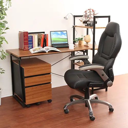 お客様の注目キーワードはこちら！ブックスタンドがついて作業スペースもしっかりある ワークデスクシンプルモダンな木目調のデザインのデスクです。落ち着いた色合いでどんなお部屋にもマッチします。机上にコンパクトなブックスタンドがついていて、こちら...