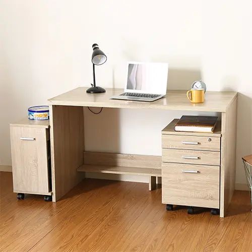 お客様の注目キーワードはこちら！大容量の収納スペースは自由に配置可 デスク3点セットデスク1つとキャスター付収納2つがセットになった、統一感のあるオシャレなデスクセットです。こちらの商品の最大の特徴は収納スペースの多さです。キャスター付収納...