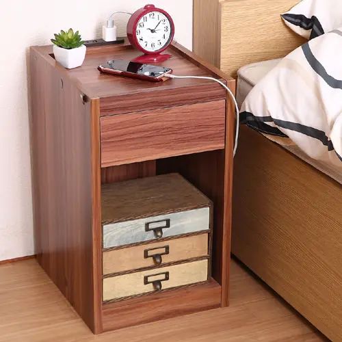 お客様の注目キーワードはこちら！ベッドサイドにすっきり納まって便利に使える ベッドサイドテーブル幅30cm×奥行36cm×高さ50cmの、ベッドサイドにすっきりと収まるサイズのシンプルでスタイリッシュなデザインのサイドテーブルです。引き出し...