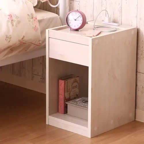 お客様の注目キーワードはこちら！小さくてかわいいナチュラルスタイルのサイドテーブル ベッドサイドテーブルナチュラルなデザインのベッドサイドテーブルは、ホワイト系でおしゃれな木目調ですので、どんなお部屋にも馴染んでお使いいただくことができます...