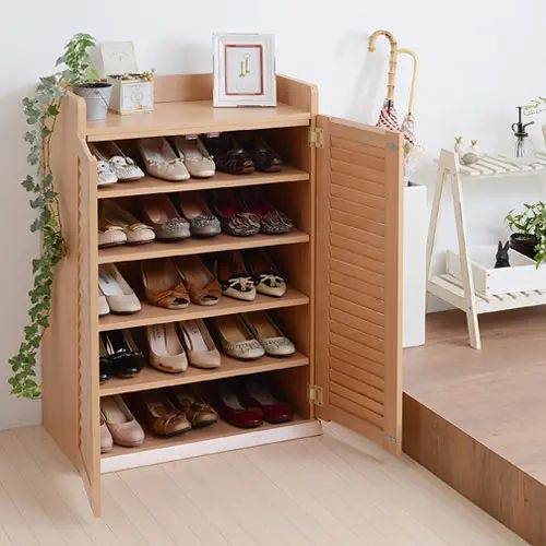 お客様の注目キーワードはこちら！通気性抜群 ルーバー扉付きシューズキャビネット 60cm幅 (単品)通気性の良いルーバー扉を採用したシューズボックスです。扉を覆う羽板にスキマがあるので、空気が出入りし、湿気が内にこもらないので、靴を良い環境...