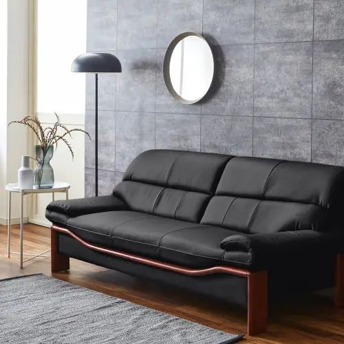 お客様の注目キーワードはこちら！快適な背もたれ 本革デザインソファ 3人掛け ブラックエレガントで洗練されたデザインの三人掛けソファは、クラシックな雰囲気と重厚感に溢れています。レザーと木の組み合わせがアクセントとなり、上品で一味違う雰囲気...