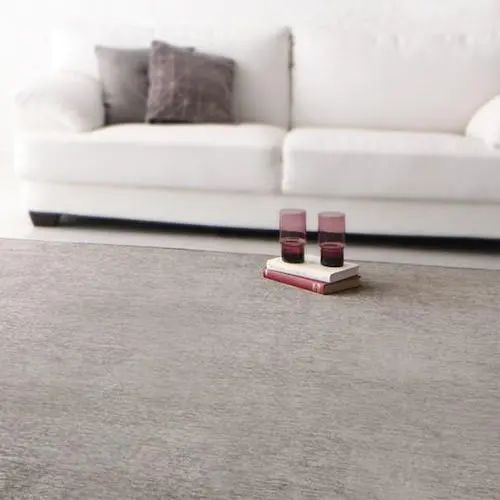 お客様の注目キーワードはこちら！[130×185] 気品のある贅沢な素材感 丸洗いできる 表情豊かな撥水機能付きシェニールラグ グレー水を弾いていつでも清潔な住環境をサポートしてくれる上質な表情が魅力的なシェニールラグ。18世紀にドイツで生...