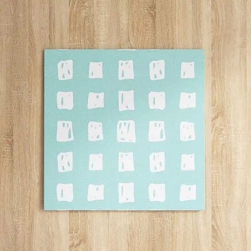 お客様の注目キーワードはこちら！シンプルなスクエアパターン 北欧のファブリックボード壁に掛けるだけでお部屋がぐっと洗練された印象になるファブリックボード。春の空を思わせる緑がかった明るいブルーと手描きタッチならではの柔らかさのあるスクエア柄...