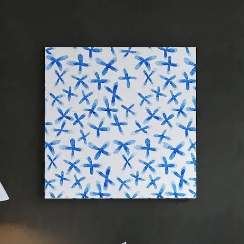 お客様の注目キーワードはこちら！ホワイトとブルーで爽やかな 幾何学模様のファブリックパネルホワイトベースに濃淡のブルーで描かれた、花びらのような模様が、飾ったお部屋をおしゃれで可愛い印象にしてくれます。コントラストがきいた藍色が白い背景に良...