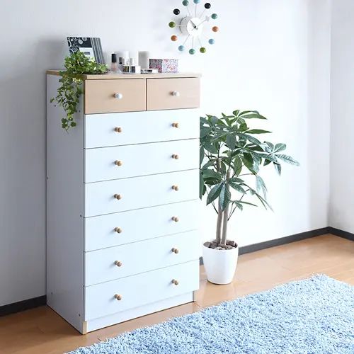 お客様の注目キーワードはこちら！シンプルながら絶妙な色使い カジュアルチェスト 7段7段とたくさんの引き出しがあるシンプルなチェストです。デザインは前面がフラットな癖のない形ですが、カラーバリエーションが豊富で色使いで主張するタイプです。7...