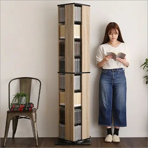 お客様の注目キーワードはこちら！どこからでも簡単に出し入れができる 回転ブックラック8段「本棚を部屋に置くと場所を取ってしまうのが気になる！」「コンパクトなスペースでたくさんの本を収納できる本棚が欲しい！」という方におすすめなのがこちらの回...