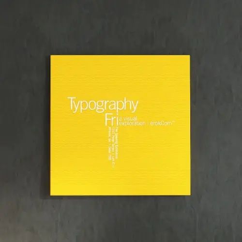 お客様の注目キーワードはこちら！[30×30]ビタミンカラーで空間を明るく タイポグラフの黄色アートパネル一目見ると気分を明るくしてくれそうな鮮やかなデザインが、お部屋の雰囲気を盛り上げてくれます。自然と注目が集まりそうなビビッドカラーに植...