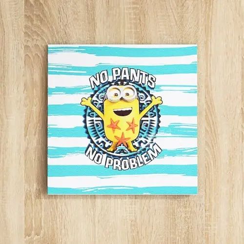 お客様の注目キーワードはこちら！[30×30]NO PANTS NO PROBLEM ミニオンの壁掛けアート最強最悪の主に仕えることが生きがいのミニオン。そのミニオンが海で楽しんでいるデザインのアートパネルです。海兵のボーダーのような背景と...