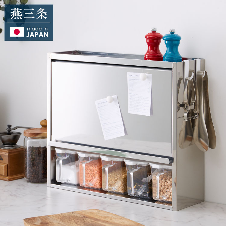 ■商品説明調味料ポット 5個付きステンレス製なので、油汚れもサッと拭き取れる。 マグネットが吸着できるから、メモ用紙が貼れる。調味料や小物も置けるスペースあり。調理スペースを確保できるコンパクトでたくさんのスパイスが収納できるラック。■商品...