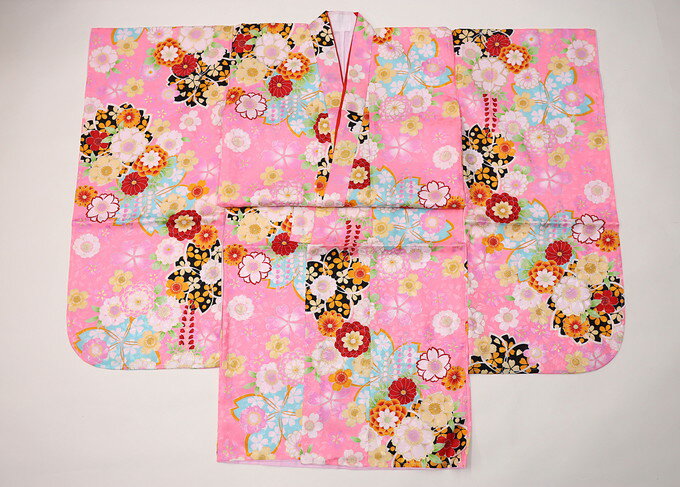 ←クリックで写真を拡大 商品情報 女の子用着物お子様用新古品 着物サイズ身丈 約134cm・裄 約57cm・袖丈 約76cm 素材ポリエステル ※ こちらの商品は未使用品ですが、多少の保管期間がございます為、【新古品】とさせて頂きます。 お...