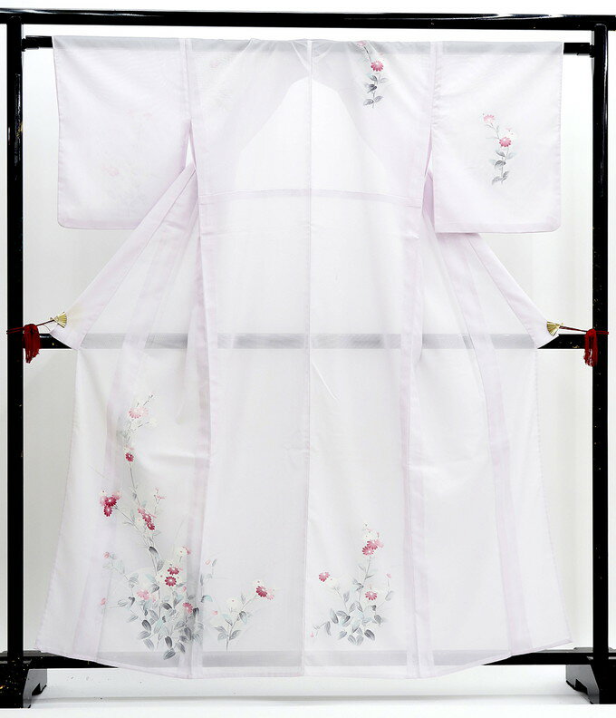 扱いやすいポリエステル(又は絹交織)の夏きもの。 ※お使いのモニター等により実物と色味や質感が違って見える場合がございます。 作業に使用しているモニターの色温度は6500Kです。 パソコンやスマホによっては実際の色と多少異なる場合があります...