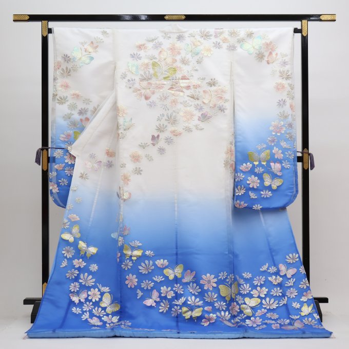 花嫁衣裳として、お式や披露宴・パーティーなどでご着用いただけます。 ※お使いのモニター等により実物と色味や質感が違って見える場合がございます。 作業に使用しているモニターの色温度は6500Kです。 ※できる限りの検品を心がけておりますが中古...