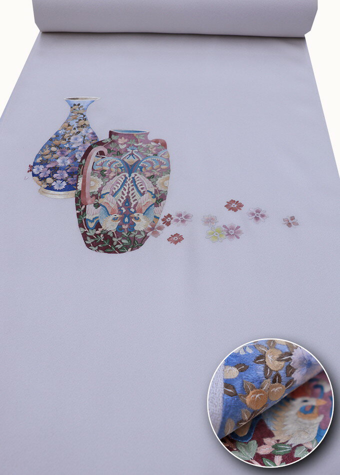 ←クリックで写真を拡大 商品情報 附下着尺 新古品 三大刺繍と呼ばれている汕頭・相良・蘇州。 職人が細い糸を何度も重ねて手刺繍した一品は、 一点を仕上げるのに1年2年かかるものばかり。 時間をかけた分、織の着物の太い糸より一つ一つの柄がより...