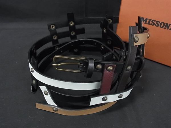 商品情報 ブランド名 MISSONI ミッソーニ 状態ランク Aランク(美品) ライン カラーブラック系×マルチカラー 素材 レザー サイズ 表記サイズ:75実寸: 全長 約91cm　ウエスト 約79.5cm〜117.5cm(調節可能、ベル...