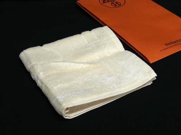 商品情報 ブランド名 HERMES エルメス 状態ランク Sランク(未使用品) ライン カラーアイボリー系 素材 コットン60％×レーヨン40％ サイズ W 約32.5cm　H 約32.5cm ポケット 付属品画像内にあるものが全てになりま...