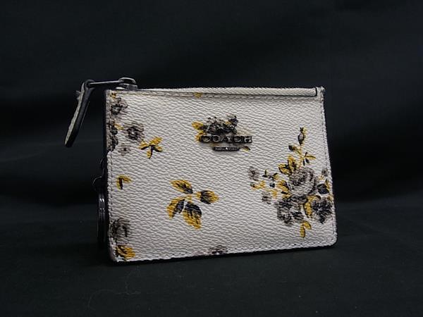 商品情報 ブランド名 COACH コーチ 状態ランク Bランク ライン カラーアイボリー系 素材 PVC サイズ(cm) W 約11cm　H 約7.5cm　D 約1cm サイズ(inch) ポケットカード入れ×3 付属品画像内にあるものが全...
