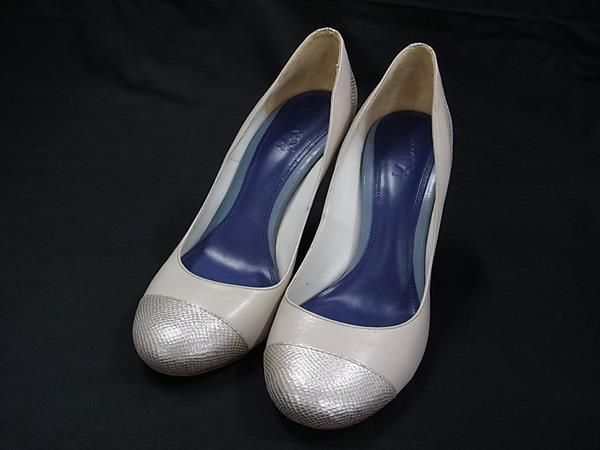 商品情報 ブランド名 K.UNO ケイウノ 状態ランク Aランク(美品) ライン カラーグレー系×シルバー系 素材 レザー サイズ 表記サイズ:36(日本サイズ 約23.0cm)実寸:アウトソール 約24.5cm　ヒールの高さ 約9.5cm...