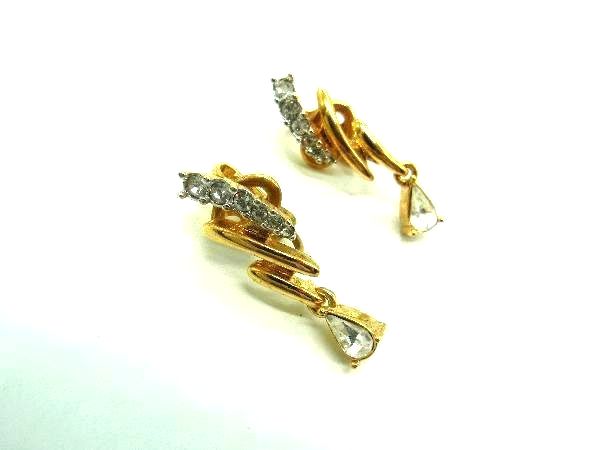 商品情報 ブランド名 NINA RICCI ニナリッチ 状態ランク ABランク ライン カラーゴールド系 素材 サイズ W 約0.8cm　H 約2.8cm ポケット 付属品画像内にあるものが全てになります シリアル及び刻印 状態使用感小傷小...