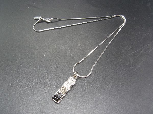 商品情報 ブランド名 Chomel チョメル 状態ランク ABランク ライン カラーシルバー系 素材 サイズ 全長:約41cmW 約0.5cm　H 約2.2cm ポケット 付属品画像内にあるものが全てになります シリアル及び刻印 状態使用感...