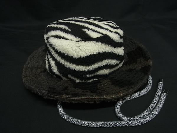 商品情報 ブランド名 KHRISJOY クリスジョイ 状態ランク Aランク(極美品) ライン カラーブラック系×アイボリー系×カーキ系 素材 アクリル×ポリエステル サイズ 頭周り 約53cm　つば 約7.5cm ポケット 付属品画像内にあ...