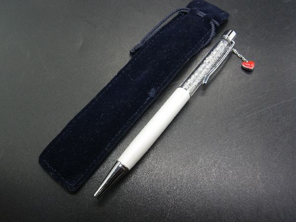 商品情報 ブランド名 SWAROVSKI スワロフスキー 状態ランク ABランク(美品) ライン カラーシルバー系 素材 サイズ 全長:約14cm ポケット 付属品画像内にあるものが全てになります シリアル及び刻印 状態使用感小　擦れ小筆記...