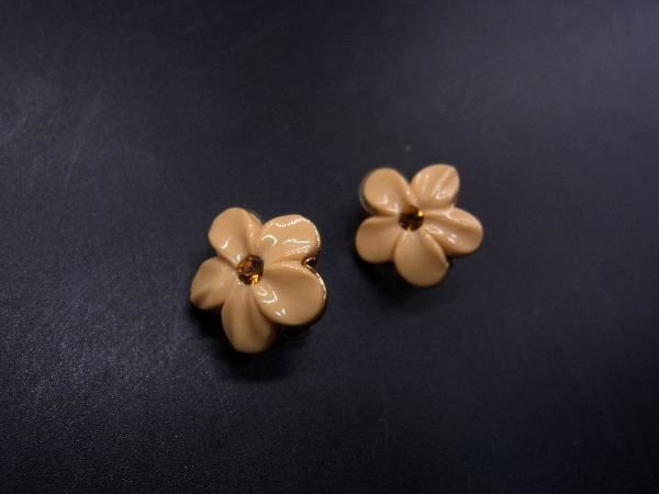 商品情報 ブランド名 NINA RICCI ニナリッチ 状態ランク ABランク(美品) ライン カラーゴールド系×オレンジ系 素材 サイズ W 約1.7cm　H 約1.7cm ポケット 付属品画像内にあるものが全てになります シリアル及び刻...