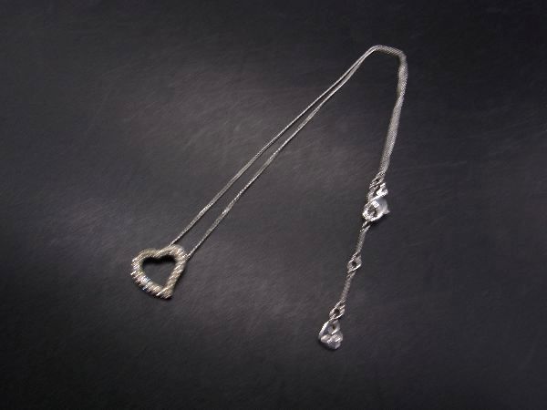 商品情報 ブランド名 SWAROVSKI スワロフスキー 状態ランク ABランク ライン カラーシルバー系 素材 サイズ(cm) 全長:約43cmW 約1.5cm　H 約1.4cm サイズ(inch) ポケット 付属品画像内にあるものが全て...
