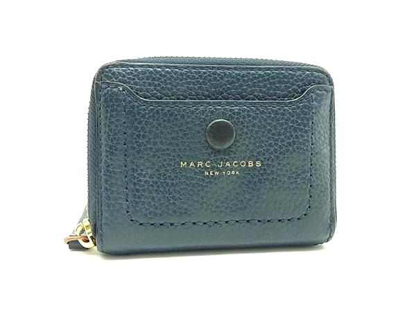 商品情報 ブランド名 MARC JACOBS マークジェイコブス 状態ランク Bランク ライン カラーネイビー系 素材 レザー サイズ W 約11cm　H 約8.5cm　D 約2cm ポケット外 ポケット×1　中 ポケット×3 付属品画像内...