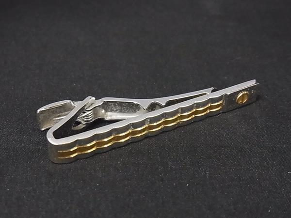 商品情報 ブランド名 dunhill ダンヒル 状態ランク Bランク ライン カラーシルバー系×ゴールド系 素材 サイズ(cm) 全長:約5.2cm サイズ(inch) ポケット 付属品画像内にあるものが全てになります シリアル及び刻印 状...