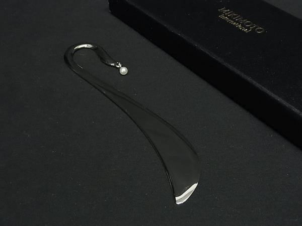 商品情報 ブランド名 MIKIMOTO ミキモト 状態ランク Aランク(美品) ライン カラーシルバー系 素材 サイズ W 約2.2cm　H 約12cm ポケット 付属品画像内にあるものが全てになります シリアル及び刻印 状態使用感小　擦れ...