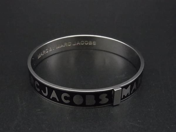 商品情報 ブランド名 MARC BY MARC JACOBS マークバイマークジェイコブス 状態ランク Aランク(美品) ライン カラーシルバー系×ブラック系 素材 サイズ(cm) 内周:約18.5cm幅:約1cm サイズ(inch) ポケ...