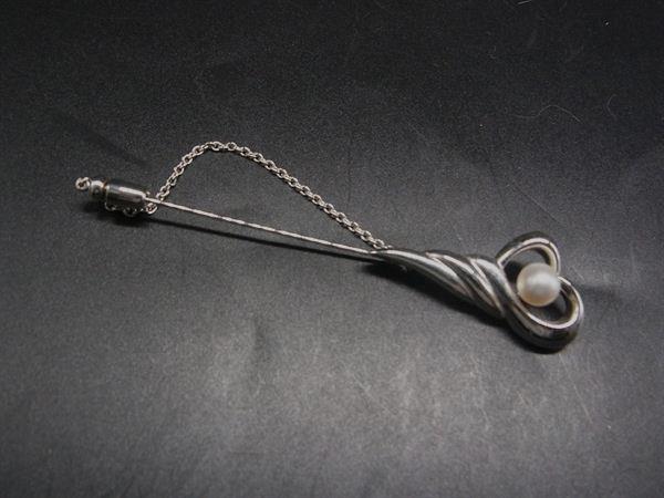 商品情報 ブランド名 TASAKI タサキ 状態ランク ABランク ライン カラーシルバー系 素材 SV925 サイズ(cm) 全長:約9cm サイズ(inch) ポケット 付属品画像内にあるものが全てになります シリアル及び刻印 状態使用...